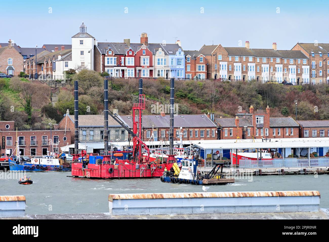 SKATE 3E drilling rig from Immingham test drilling the Tyne riverbed ...