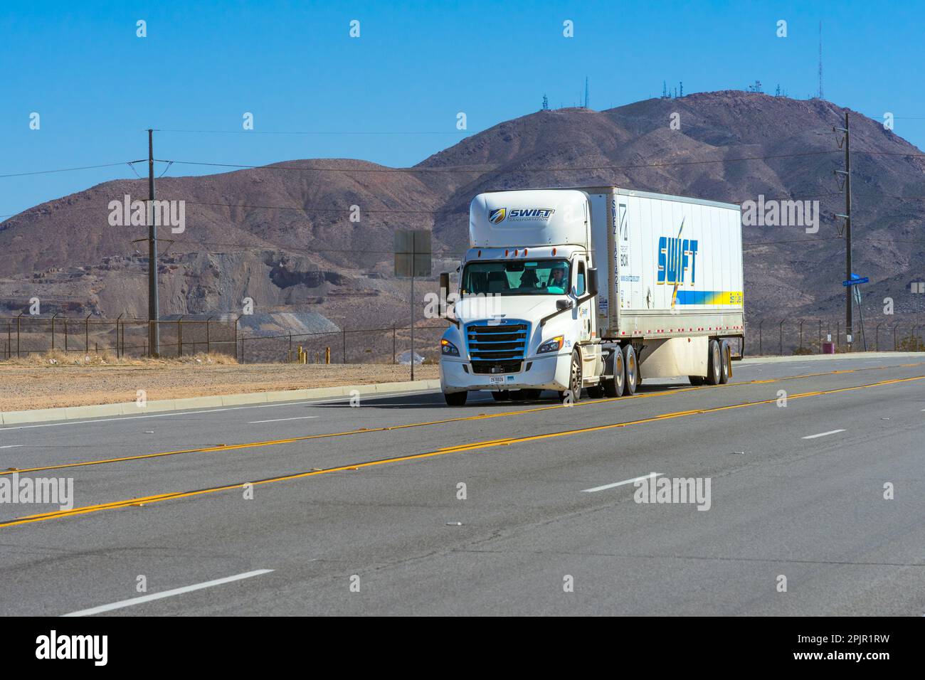 Freightliner semi truck hi-res stock photography and images - Alamy
