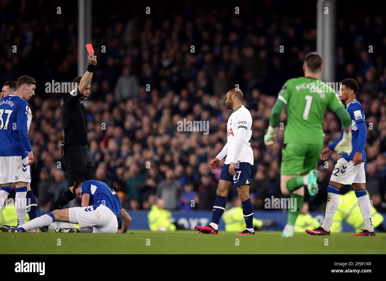 David coote red card hi-res stock photography and images - Alamy