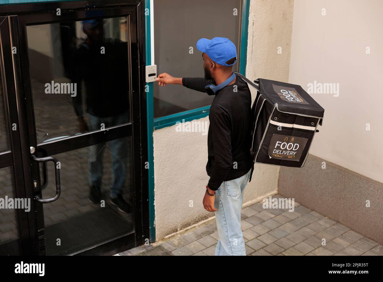 Ringing the front door bell hi-res stock photography and images - Alamy
