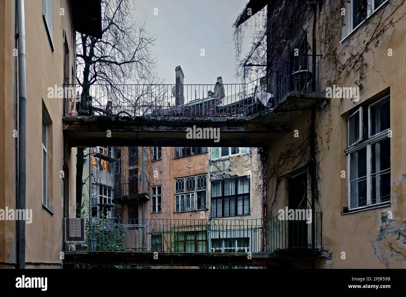 Two buildings connected hi-res stock photography and images - Alamy
