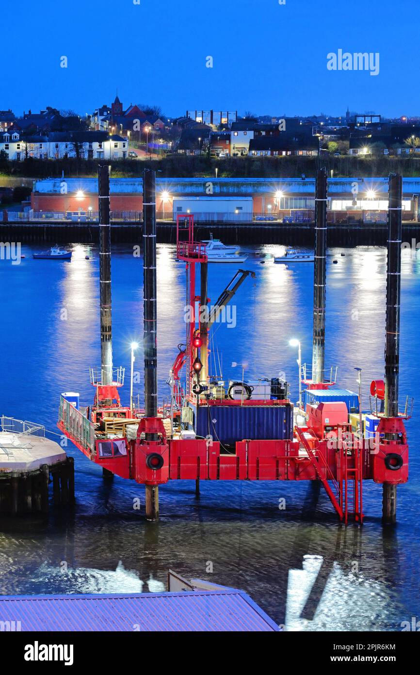 SKATE 3E drilling rig from Immingham test drilling at night the Tyne ...