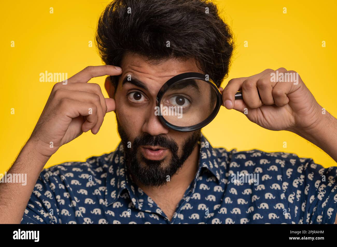 Investigator researcher scientist man holding magnifying glass near ...
