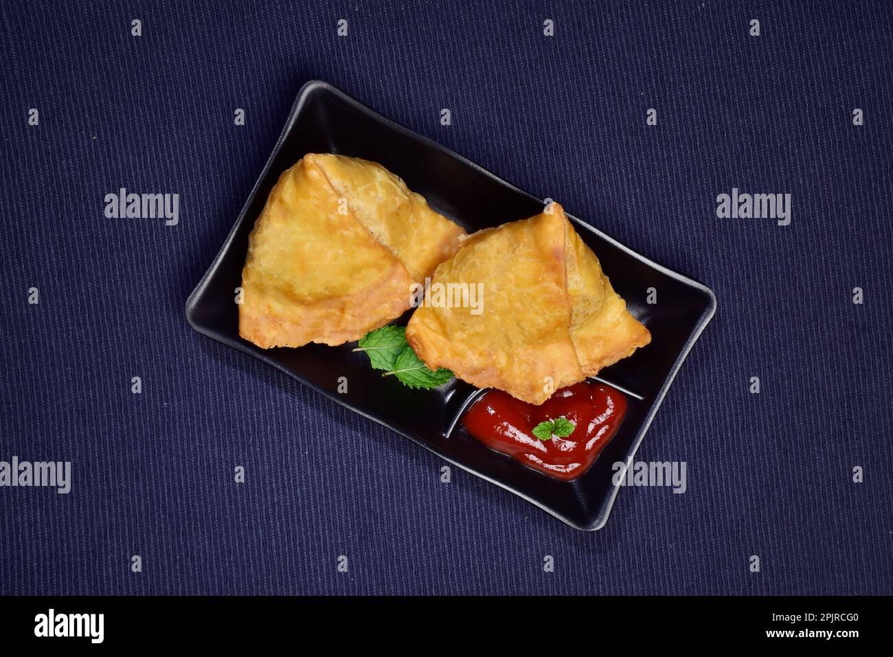 Samosa top view hi-res stock photography and images - Alamy