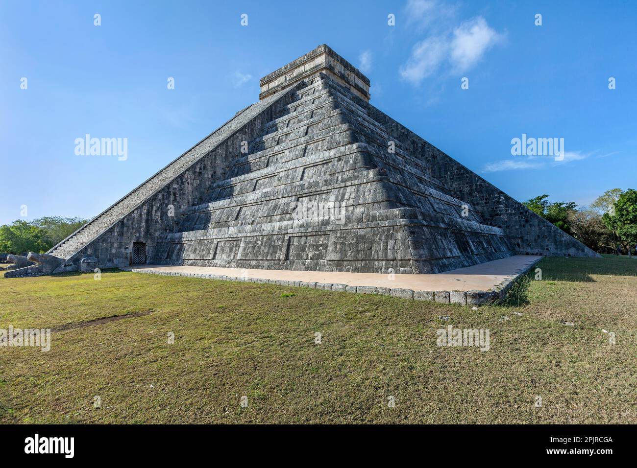 Mayan step pyramid chichen itza hi-res stock photography and images - Alamy