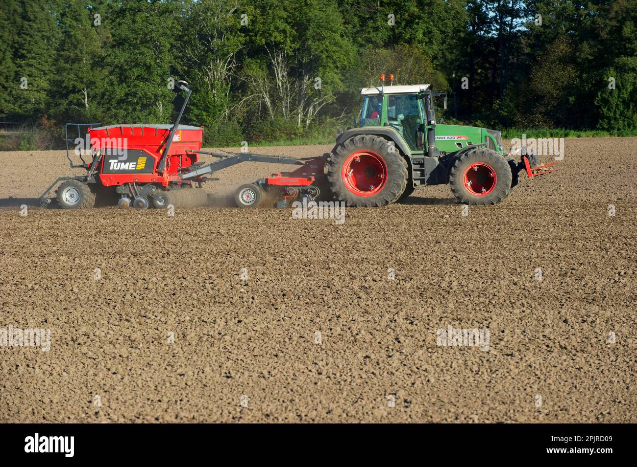 Fendt 820 with Tume seed drill and Cultipack, sowing on arable land ...