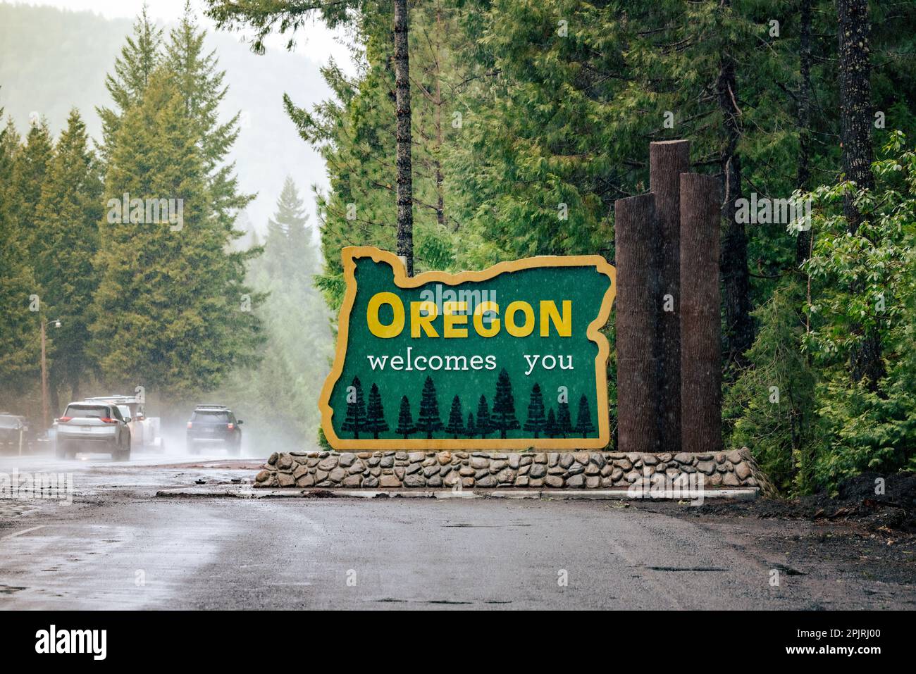 Oregon welcomes you sign at state line. US-HWY 199 Redwood Highway in ...