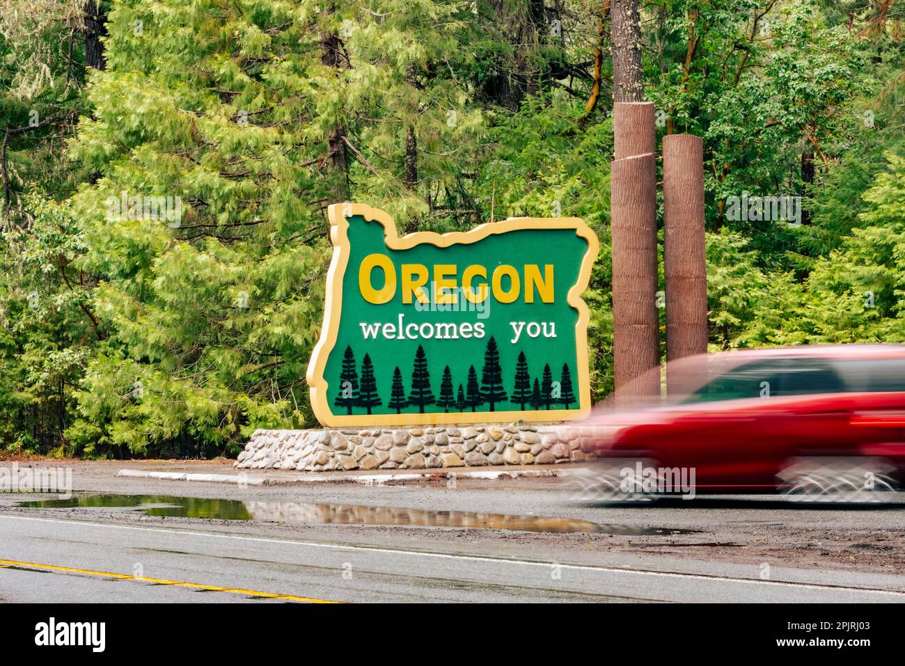 Driving welcome oregon green road hi-res stock photography and images ...