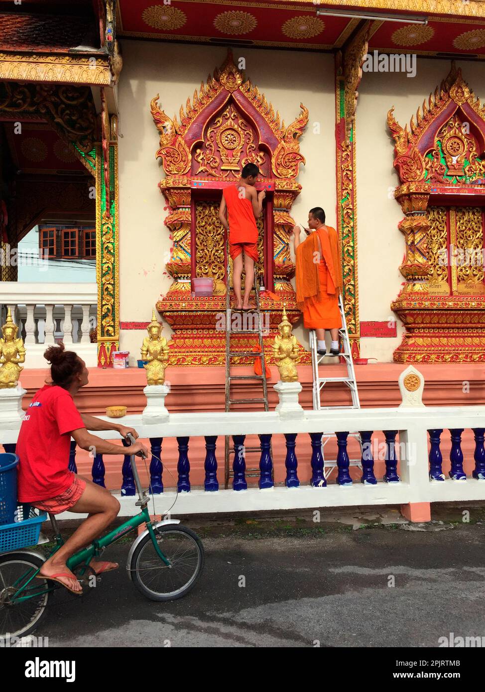 Working on ladders hi-res stock photography and images - Alamy
