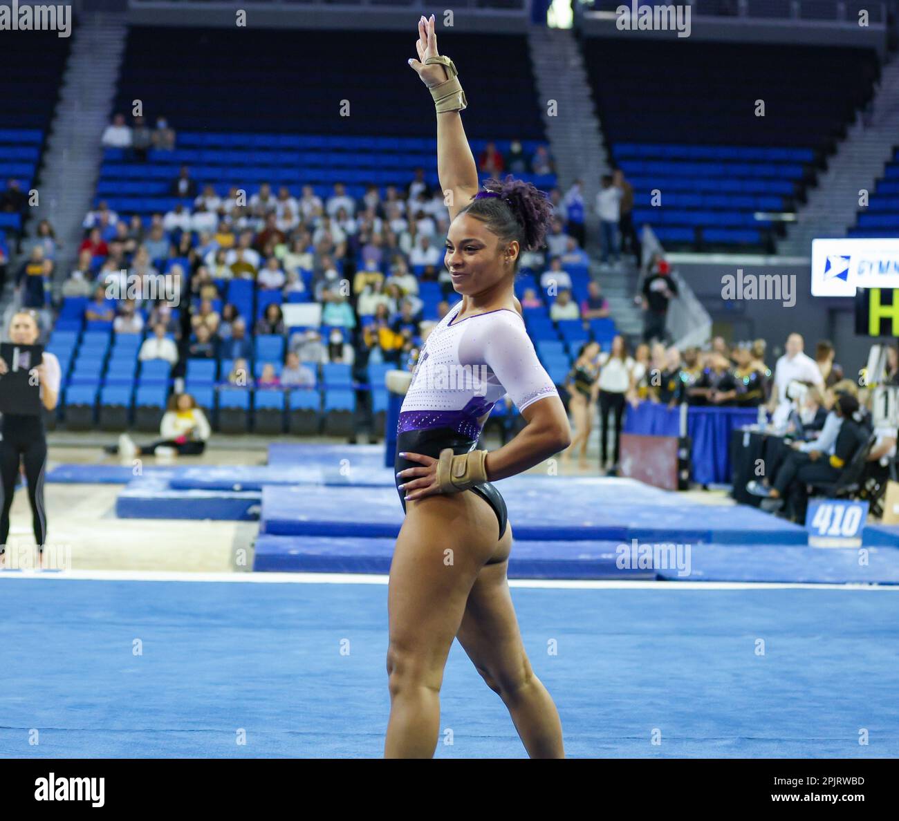Los Angeles, OK, USA. 1st Apr, 2023. Washington's Amara Cunningham ...