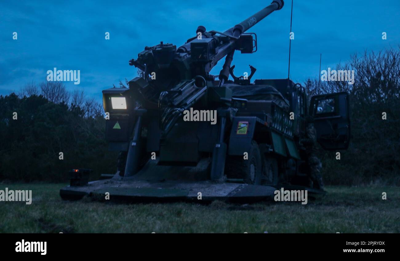 French soldiers assigned to the 93rd Mountain Artillery Regiment ...