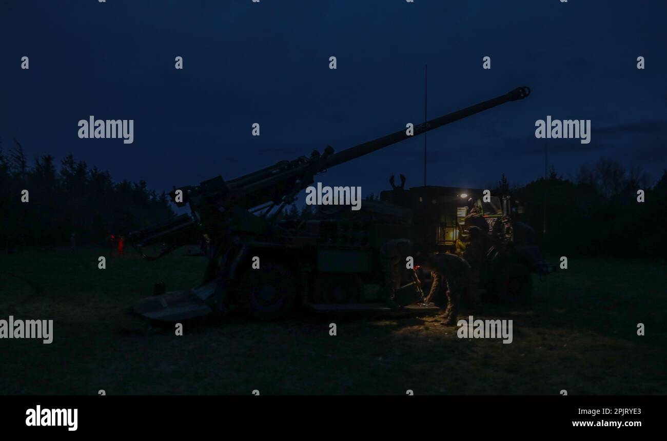French soldiers assigned to the 93rd Mountain Artillery Regiment ...