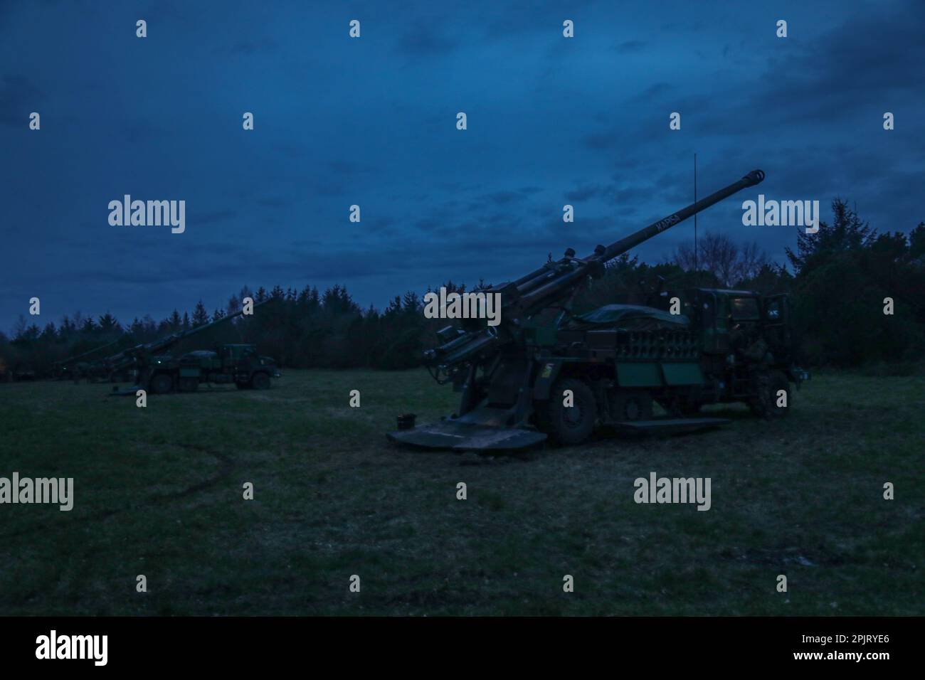 French soldiers assigned to the 93rd Mountain Artillery Regiment ...