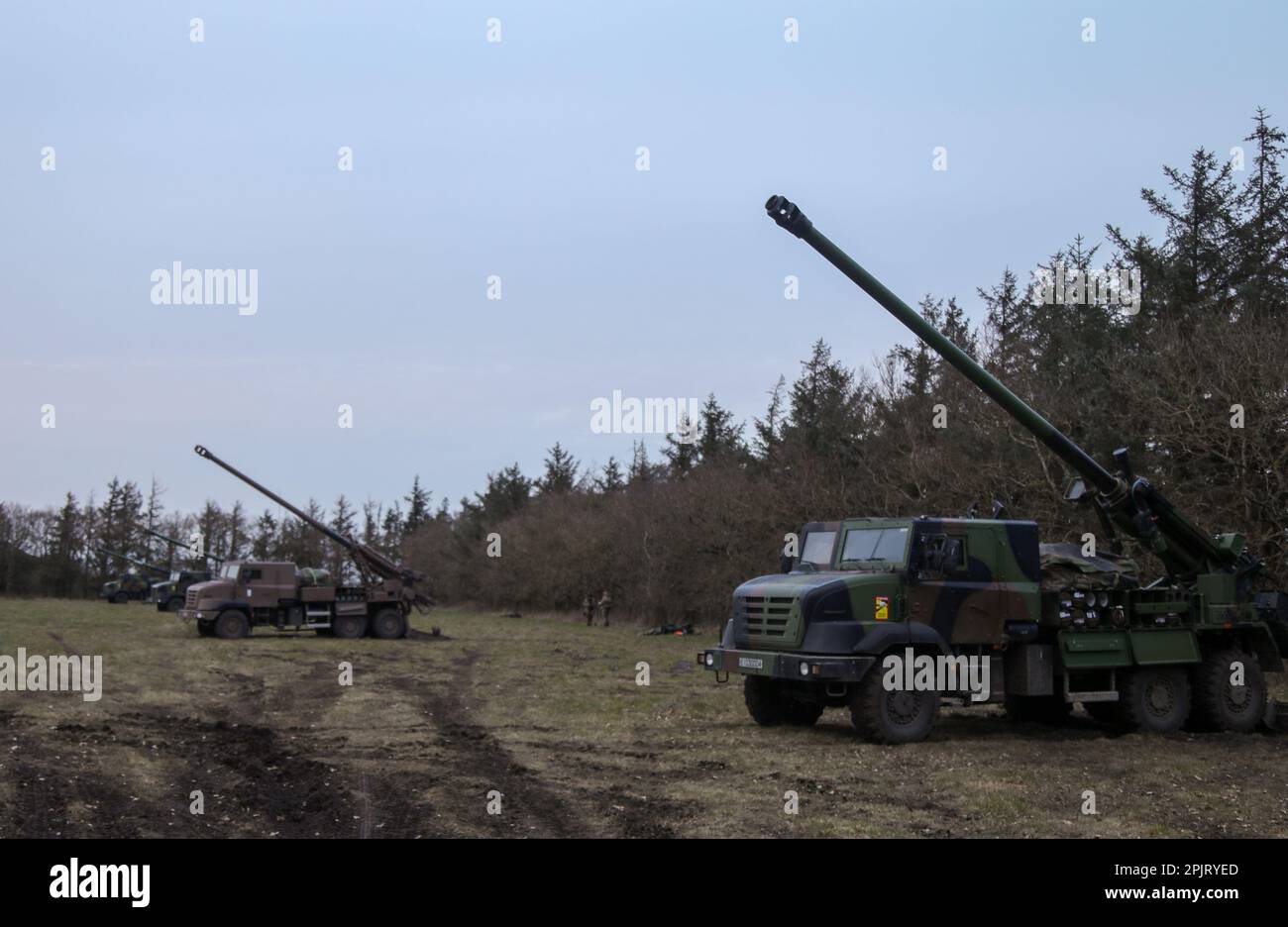 French soldiers assigned to the 93rd Mountain Artillery Regiment ...