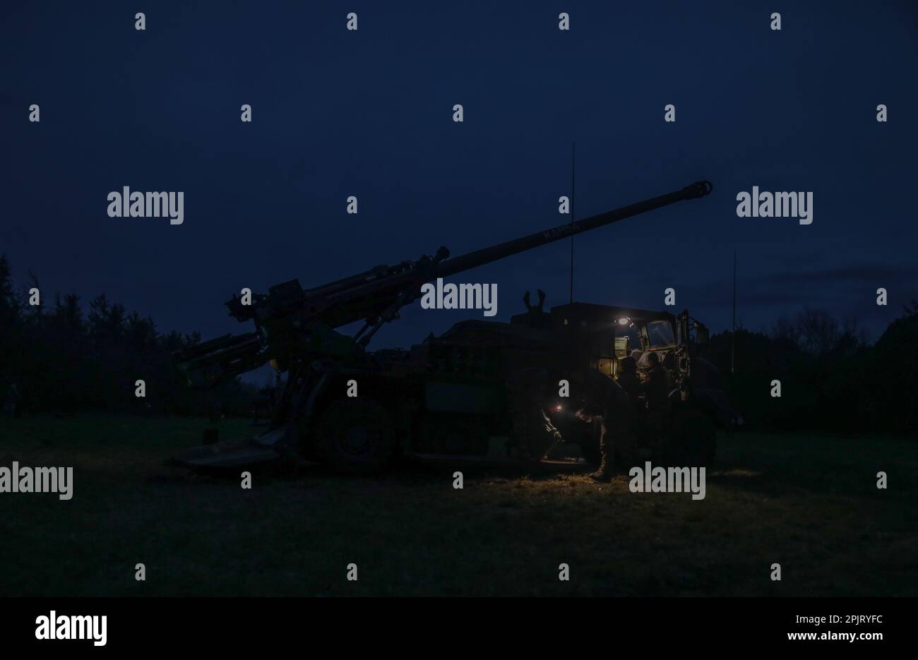 French soldiers assigned to the 93rd Mountain Artillery Regiment ...