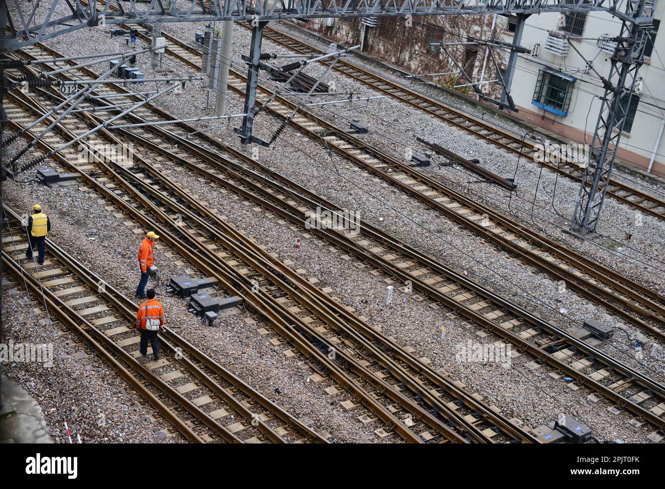 China rail track workers hi-res stock photography and images - Alamy