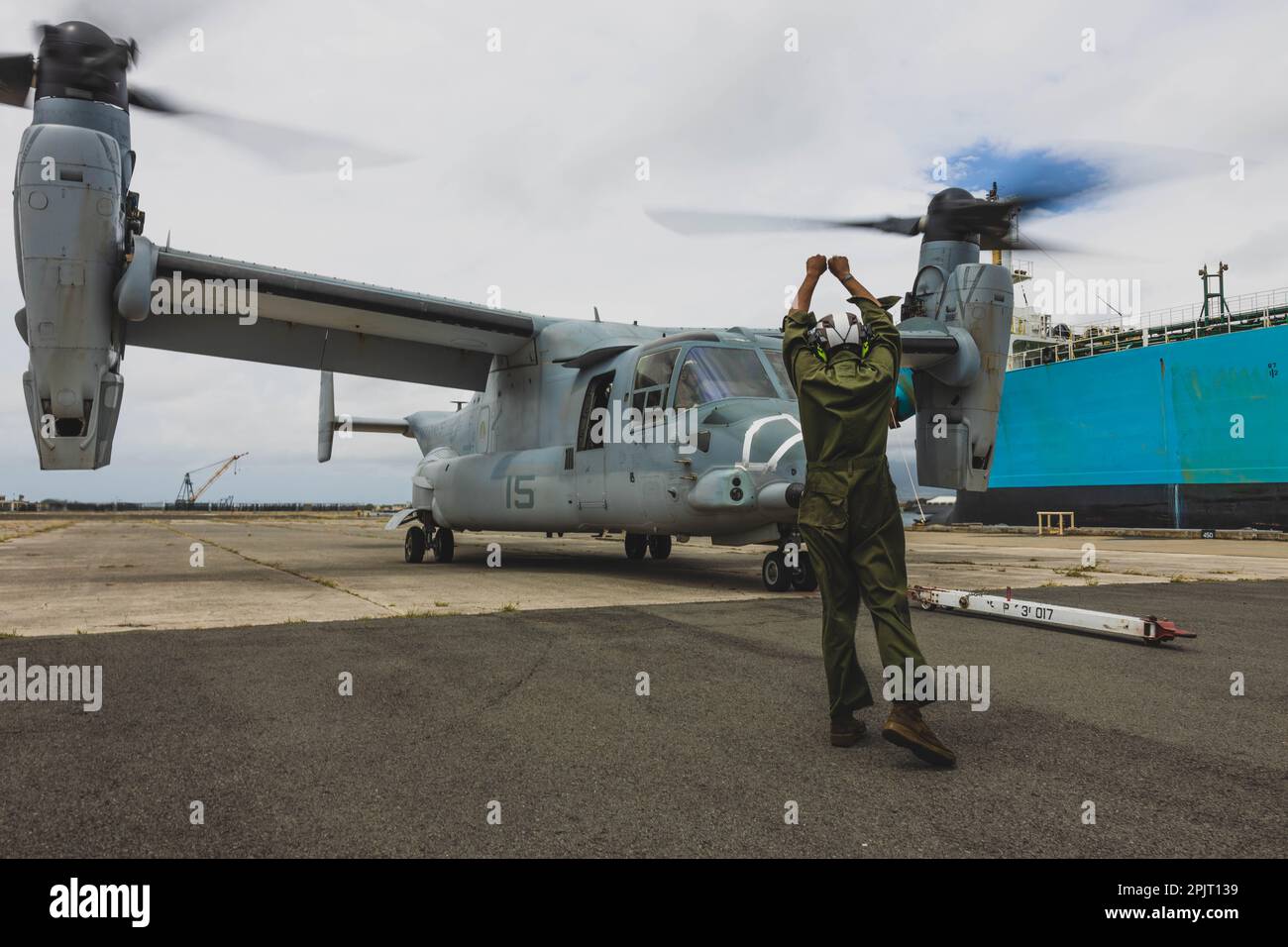 U.S. Marines with Marine Medium Tiltrotor Squadron 363 land an MV-22B ...