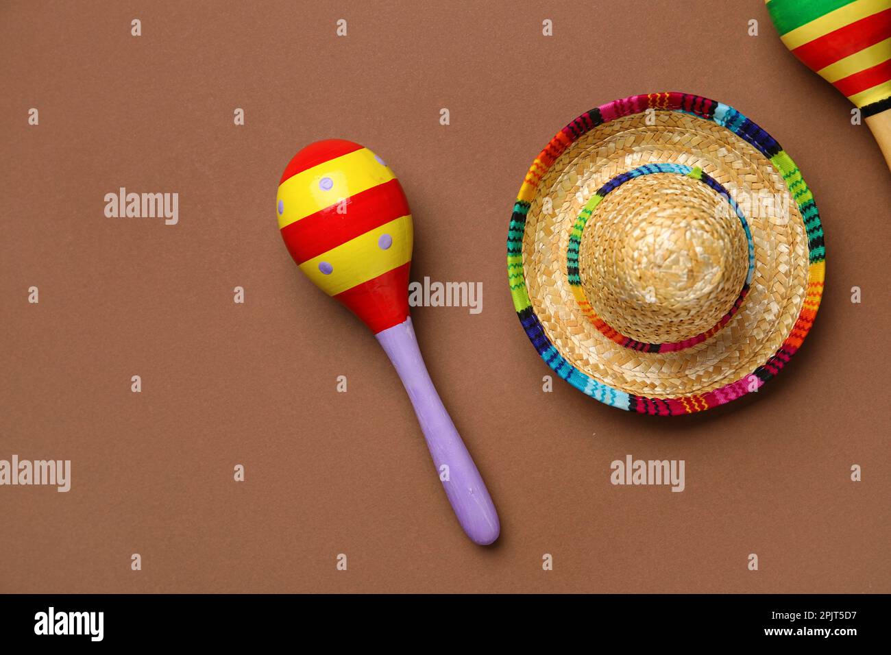 Mexican maracas with sombrero hat on brown background Stock Photo - Alamy