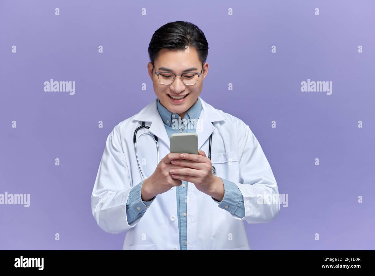 Texting therapist mobile phone hi-res stock photography and images - Alamy