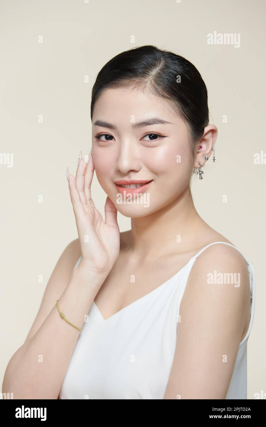 Pretty young female model with fresh healthy glowing skin, modern make ...