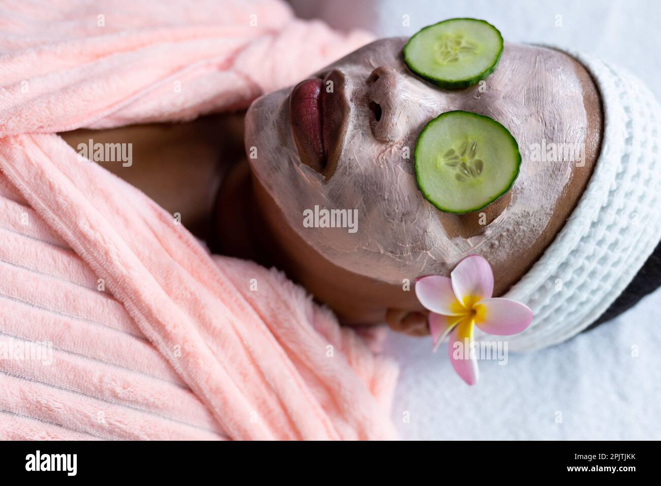Relaxed woman cucumber on eyes hi-res stock photography and images - Alamy