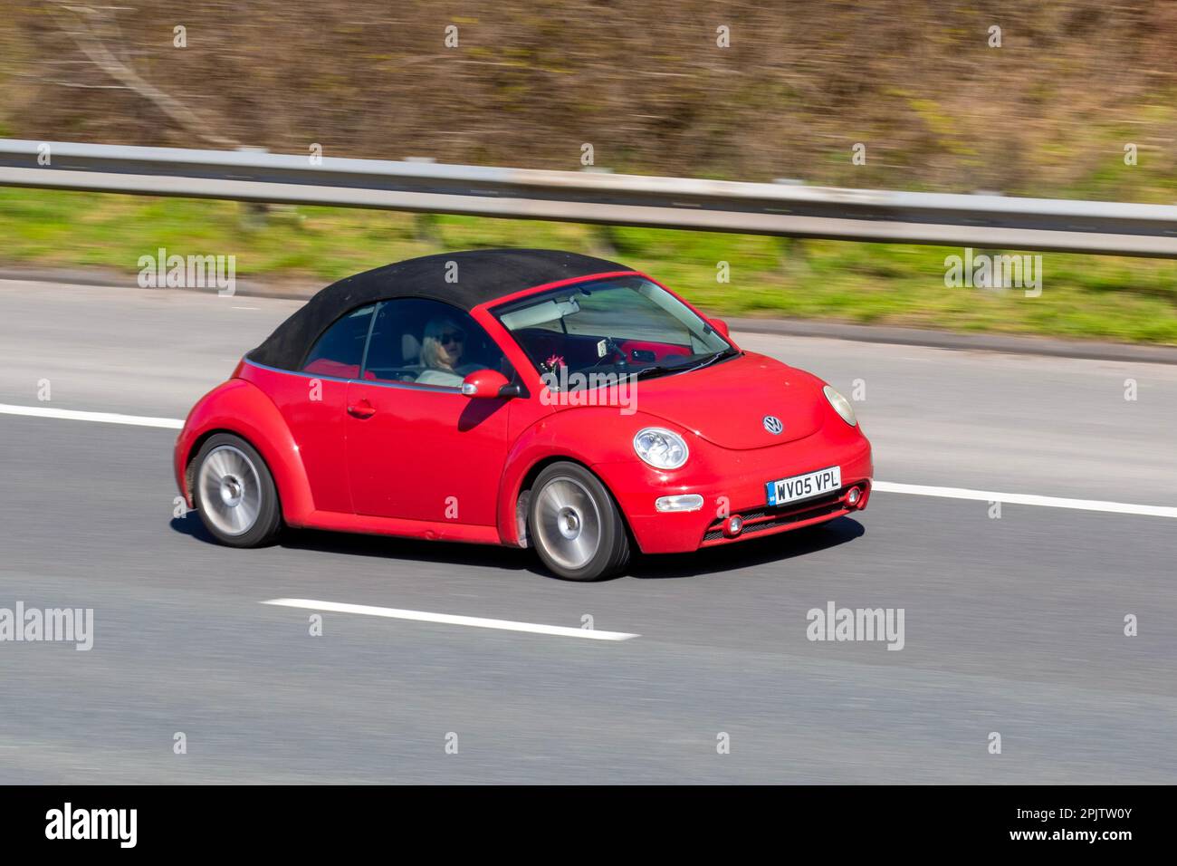 2005 (05 Plate) Red VW VOLKSWAGEN BEETLE T 1781cc 5 speed manual Cabrio Stock Photo - Alamy