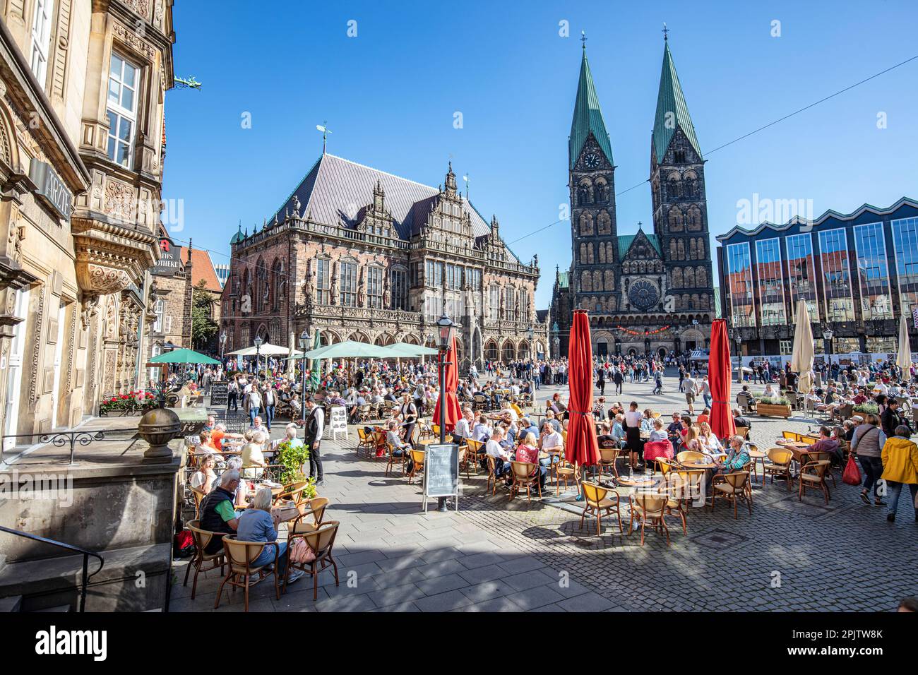 People at cafes in Bremen Market Square - Marktplatz at Am Markt ...