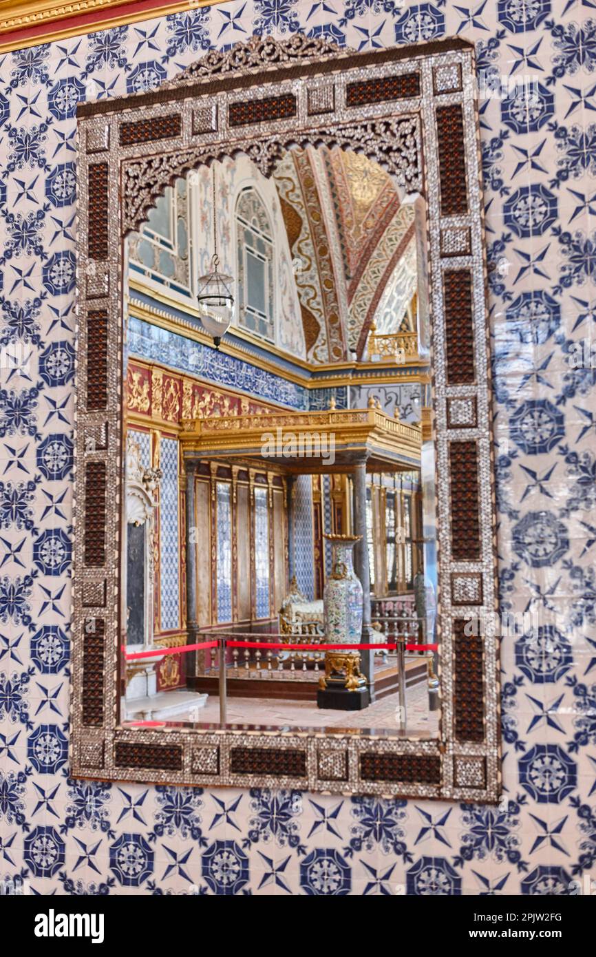 Topkapi palace interior. Imperial hall and sultan throne. Istanbul ...