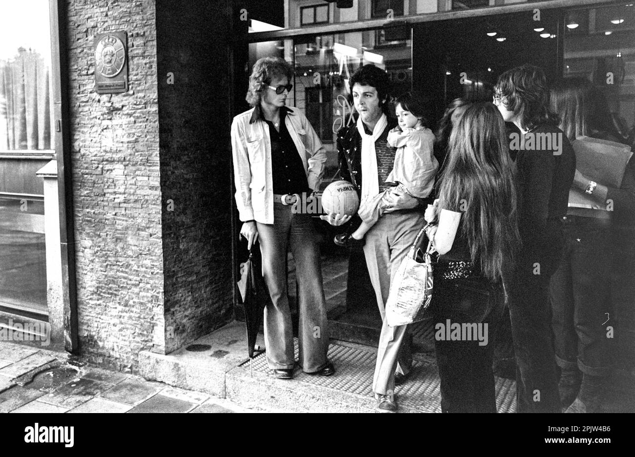 Mary mccartney camera Black and White Stock Photos & Images - Alamy