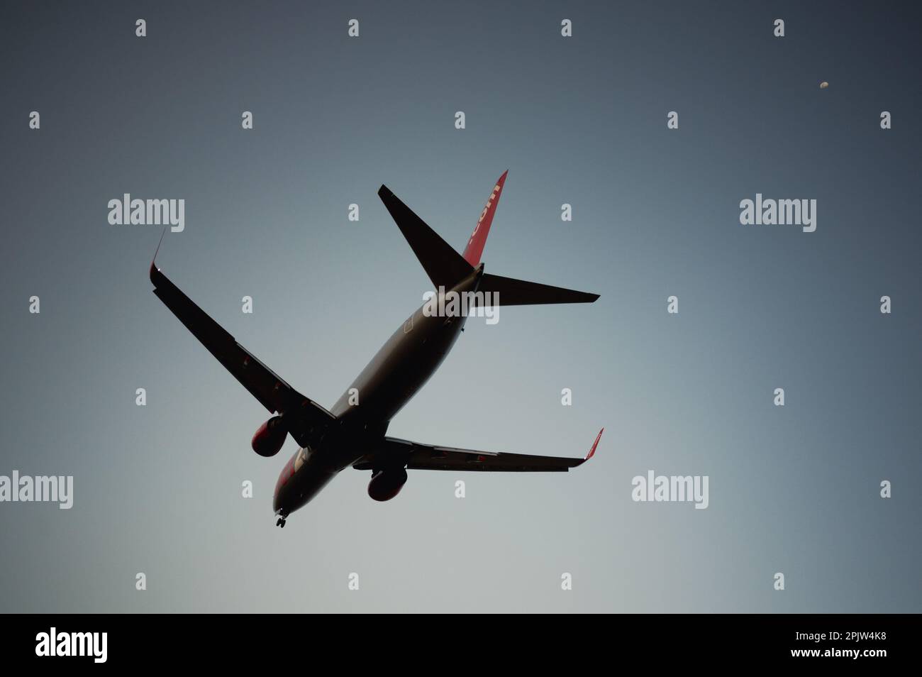 Flying airplane from below pov Stock Photo - Alamy
