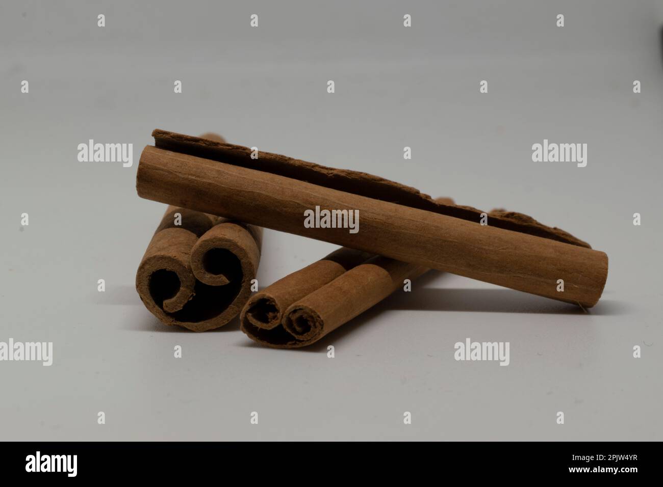 Composition heap cinnamon sticks hi-res stock photography and images ...