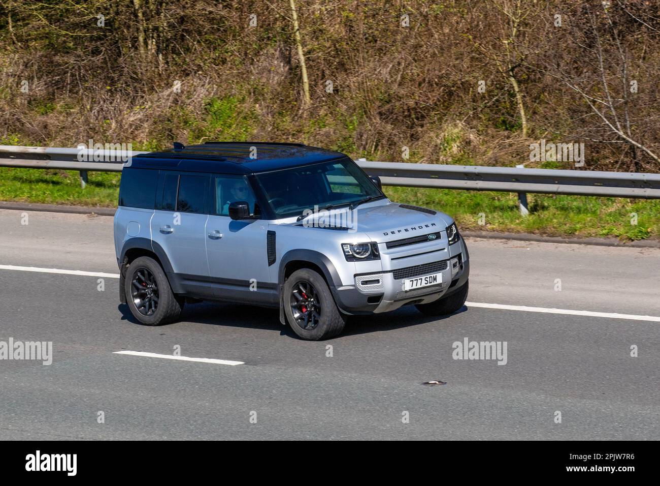 Land rover defender hard top hse d hi-res stock photography and images ...