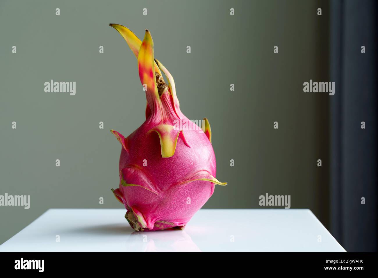 Dragon fruit. Pitahaya. Tropical magenta fruit. Nature mort clean ...