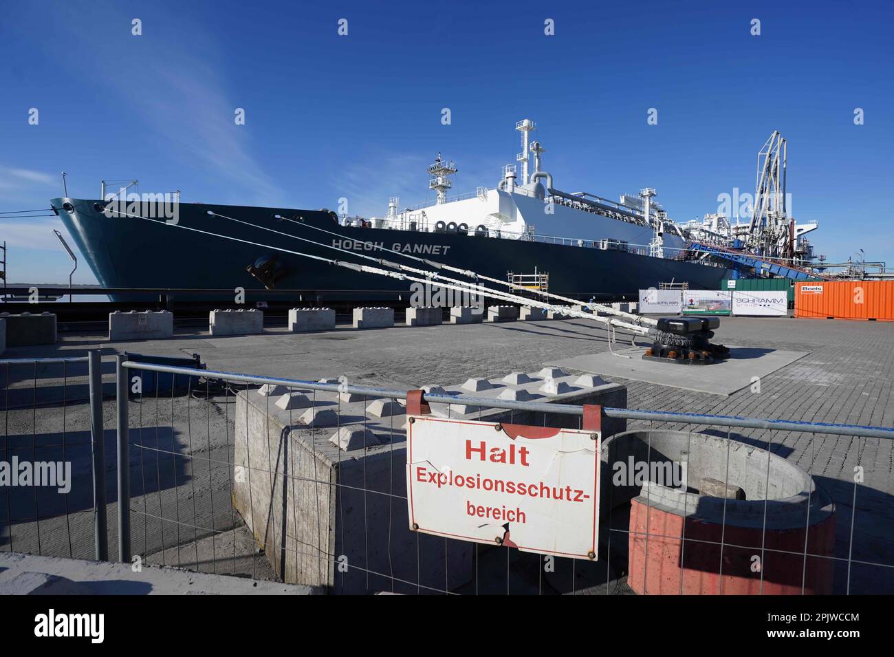 Brunsbüttel, Germany. 04 April, 2023. The floating LNG terminal "Höegh ...