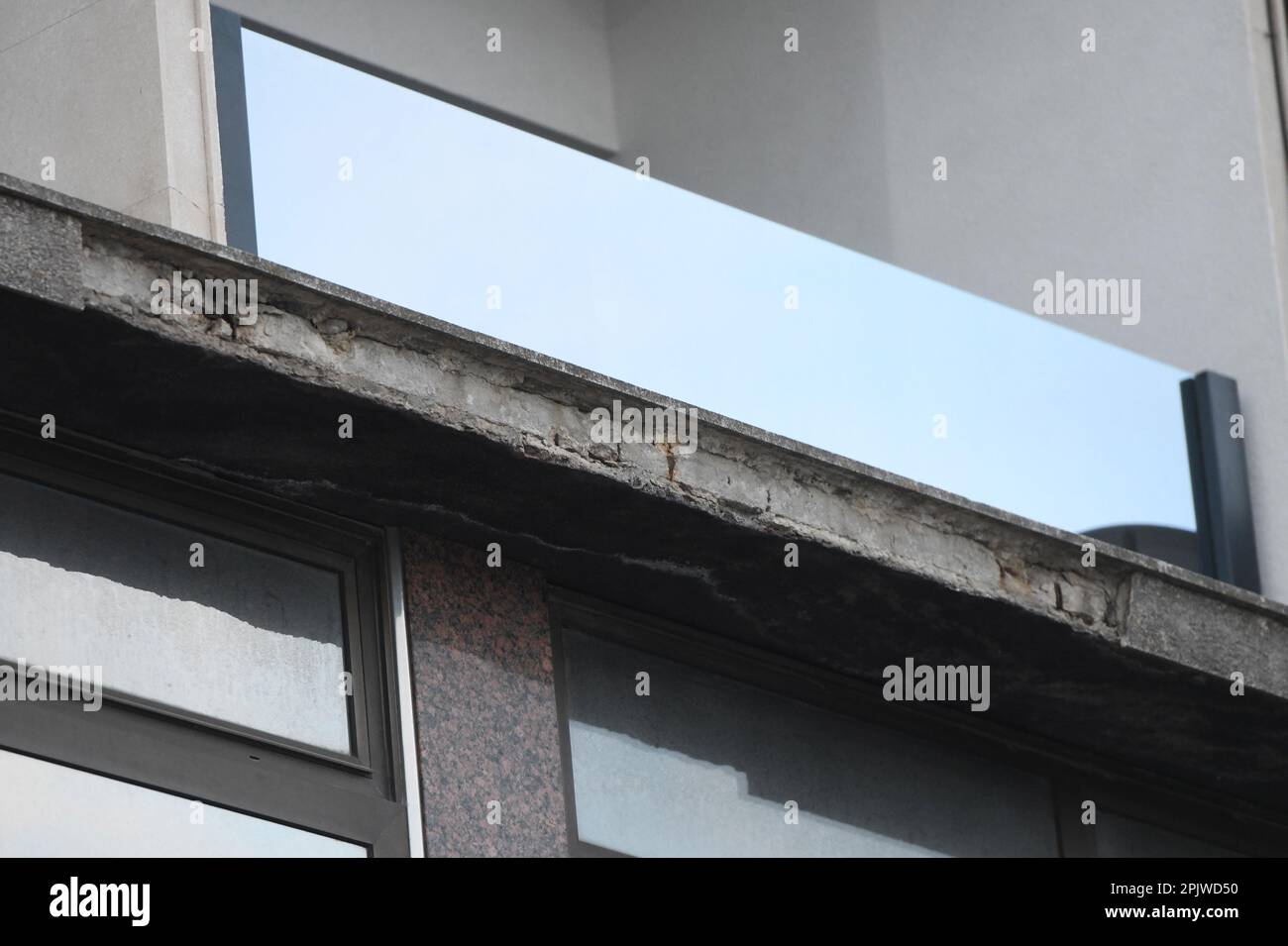 Falling building parts hi-res stock photography and images - Alamy