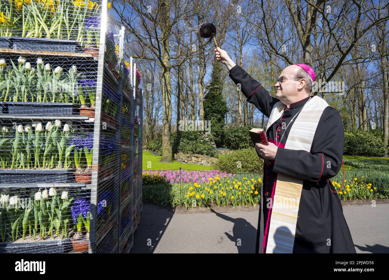 LISSE - Bishop of Rotterdam Hans van den Hende blesses flowers for ...