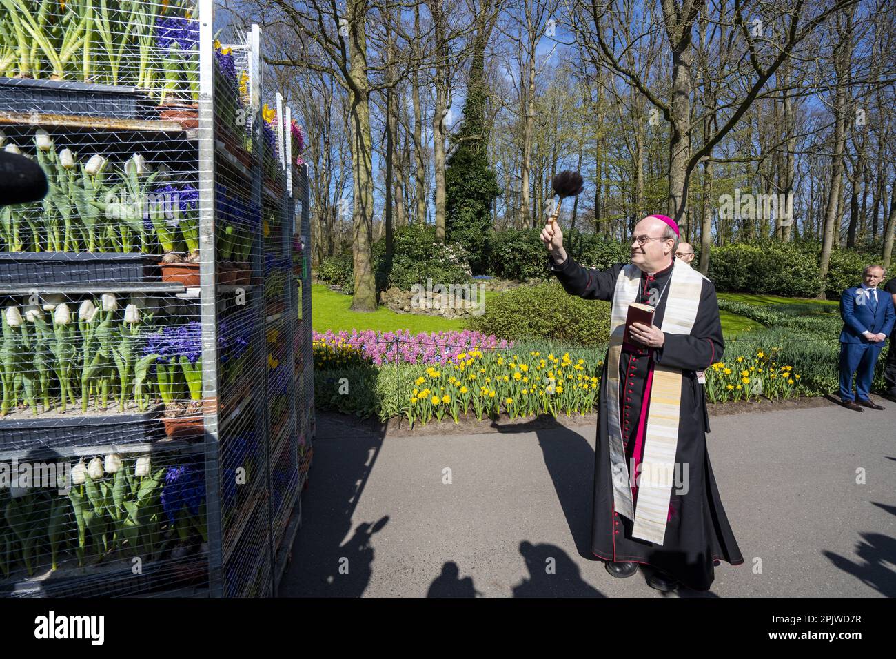 LISSE - Bishop of Rotterdam Hans van den Hende blesses flowers for ...