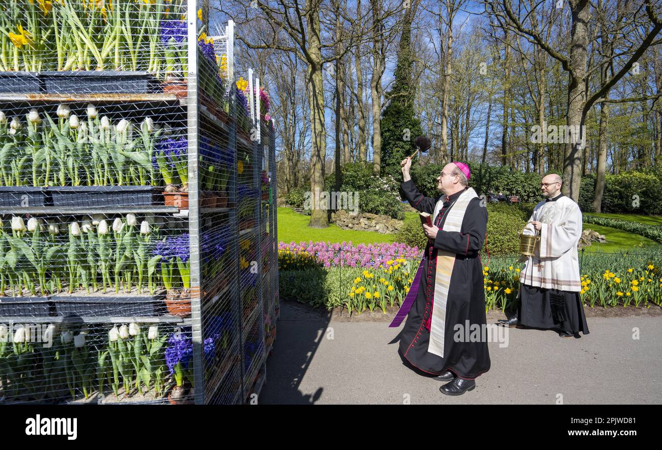 LISSE - Bishop of Rotterdam Hans van den Hende blesses flowers for ...