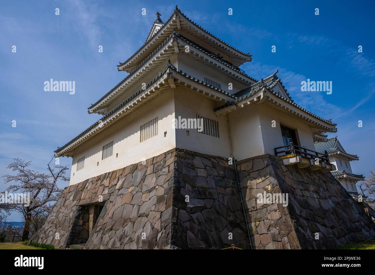 Roof tiles japanese castle japan hi-res stock photography and images ...
