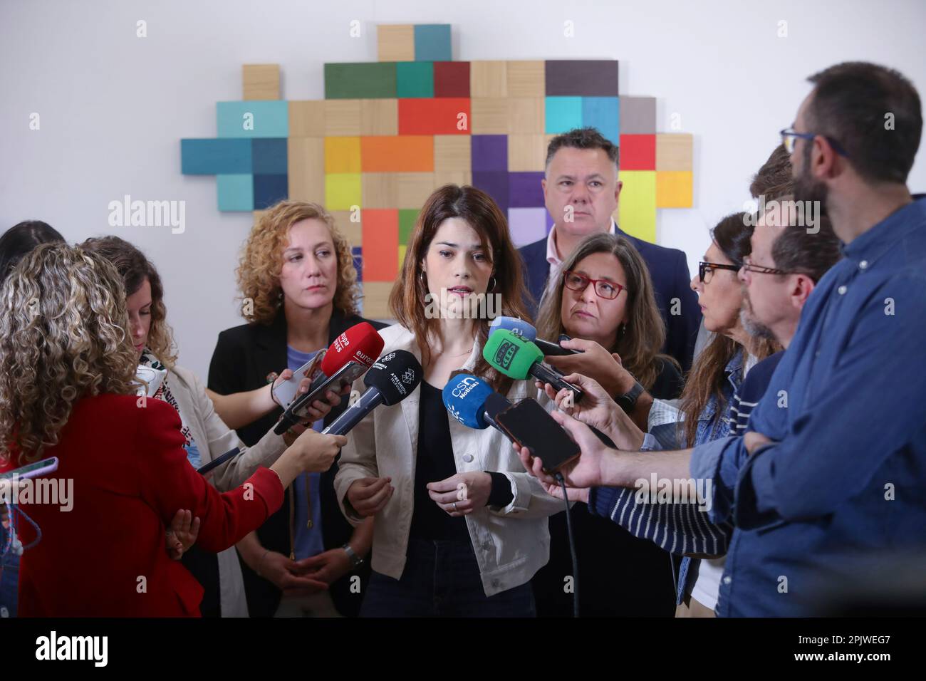 The state spokesperson for Podemos, Isabel Serra (c), attends to the ...