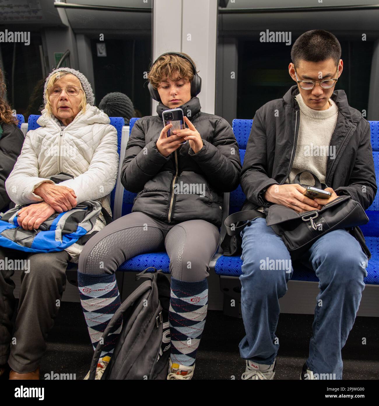 Mobile phones crowd commuters hi-res stock photography and images - Alamy