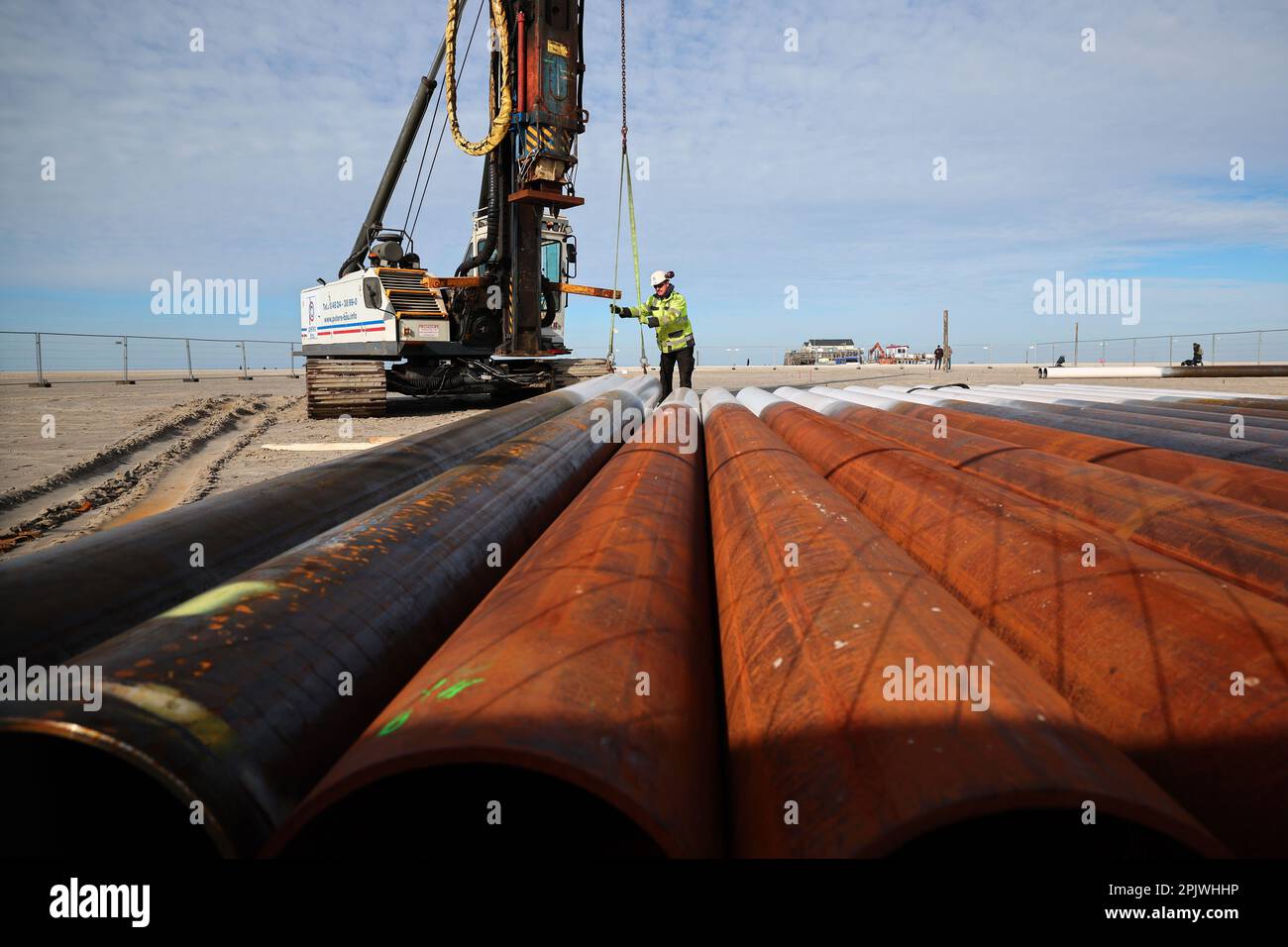 Steel piles hi-res stock photography and images - Alamy
