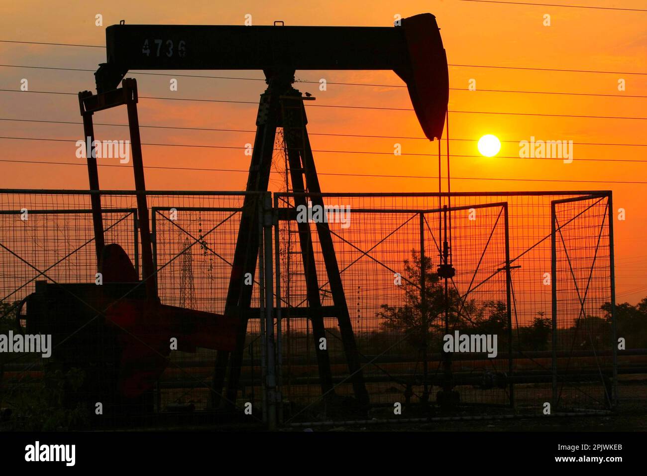 Non Exclusive: *(Photo file)* General view of the Towers and oil ...