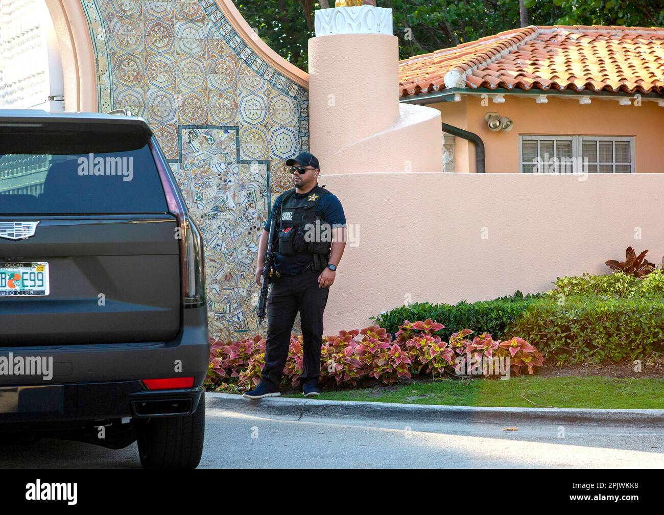 Armed Secret Service agent guards the entrance to Mar-a-Lago.Former ...