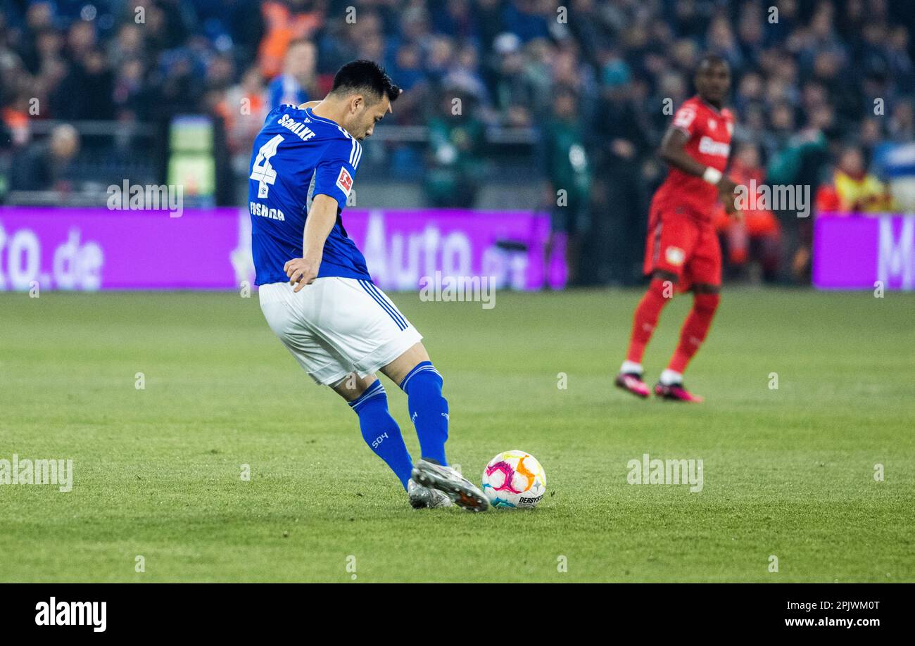 Gelsenkirchen, Veltins-Arena, 01.04.23: Maya Yoshida (L) am Ball beim ...