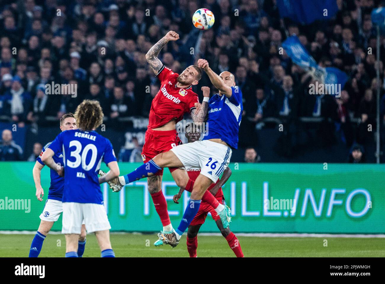 Gelsenkirchen, Veltins-Arena, 01.04.23: Robert Andrich (L) (Leverkusen) im Kopfballduell mit ...