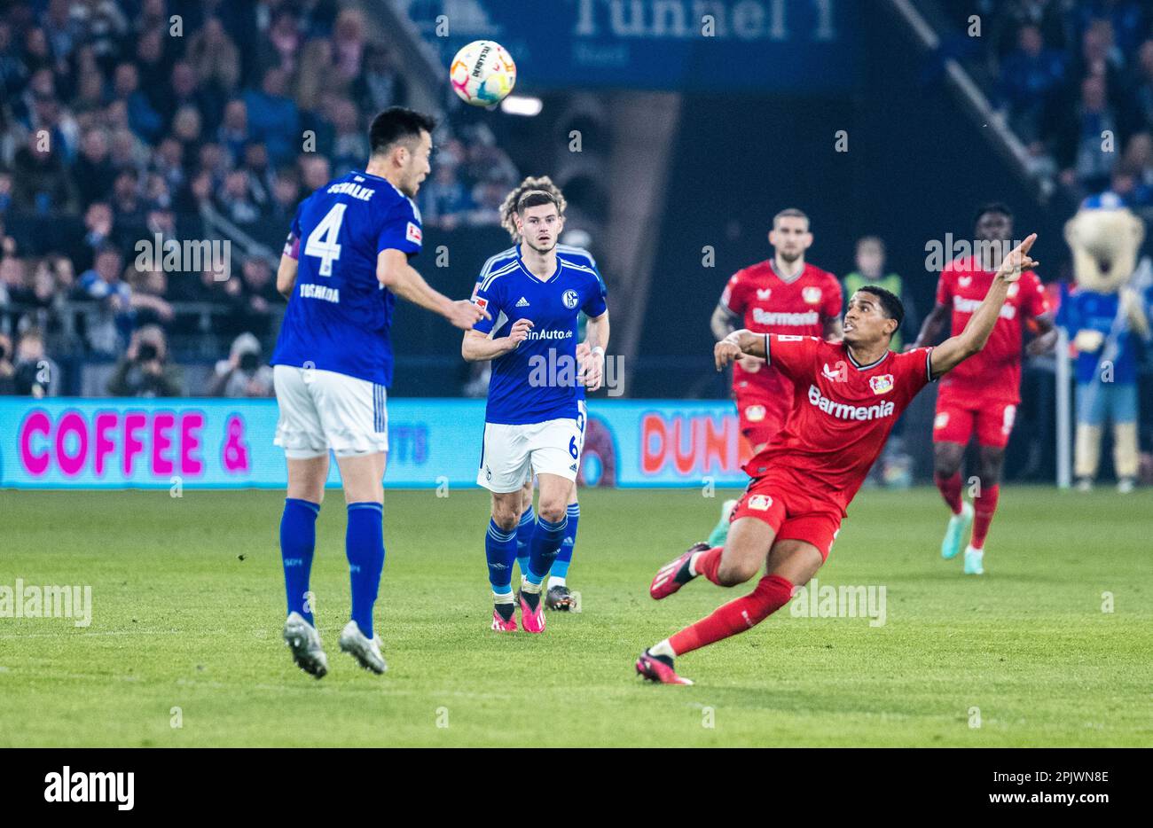Gelsenkirchen, Veltins-Arena, 01.04.23: Maya Yoshida (L) (Schalke ...
