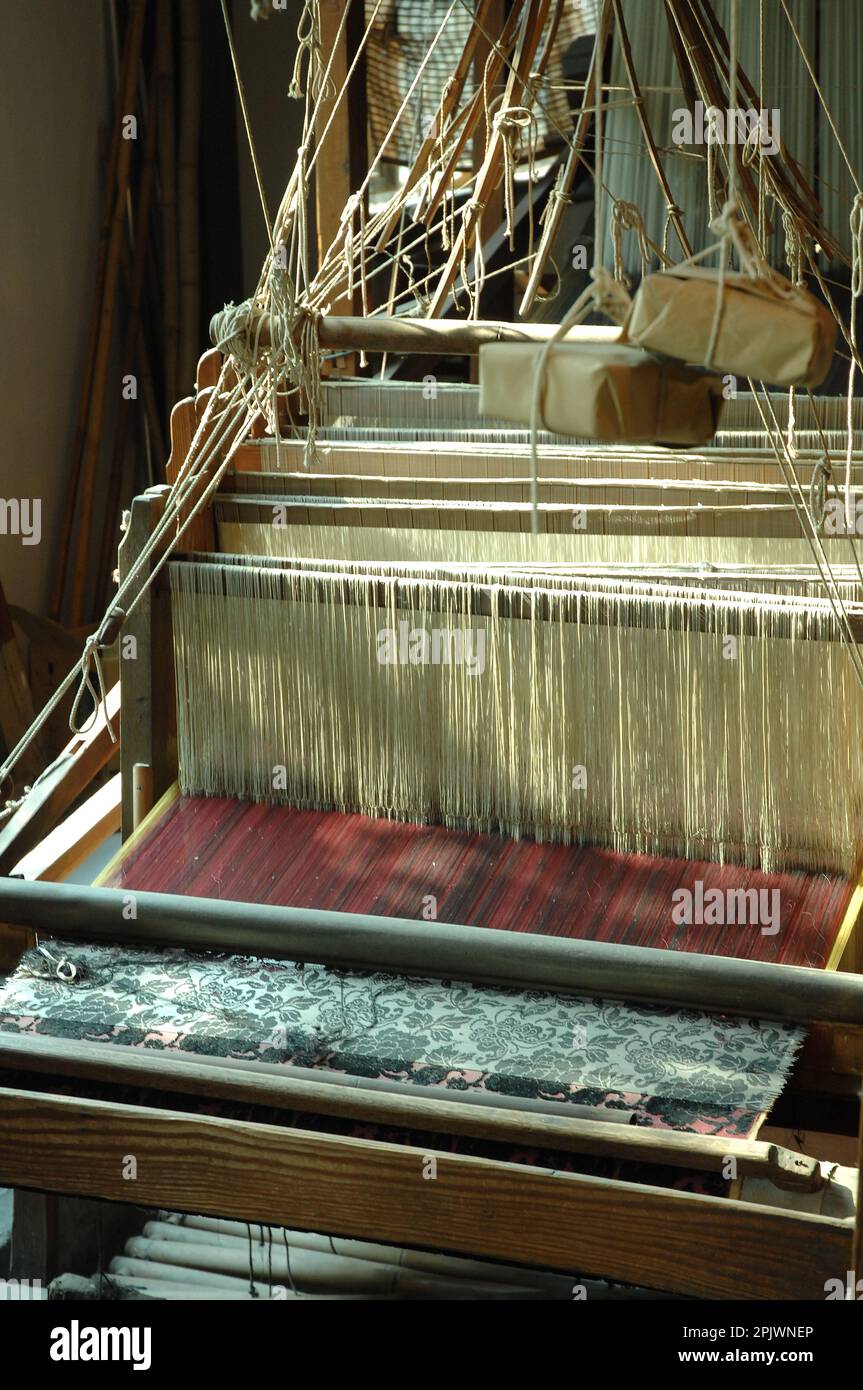 Looms at the Silk Museum. Jiangsu, Suzhou, China, Asia Stock Photo - Alamy