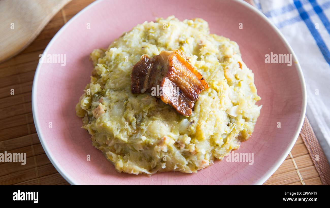 The trinxat de la Cerdanya is a typical Catalan dish that looks like a ...