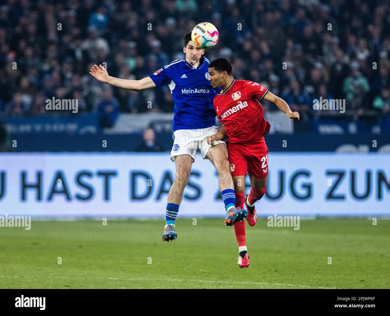 Gelsenkirchen, Veltins-Arena, 01.04.23: Leo Greiml (Schalke) (L) im ...